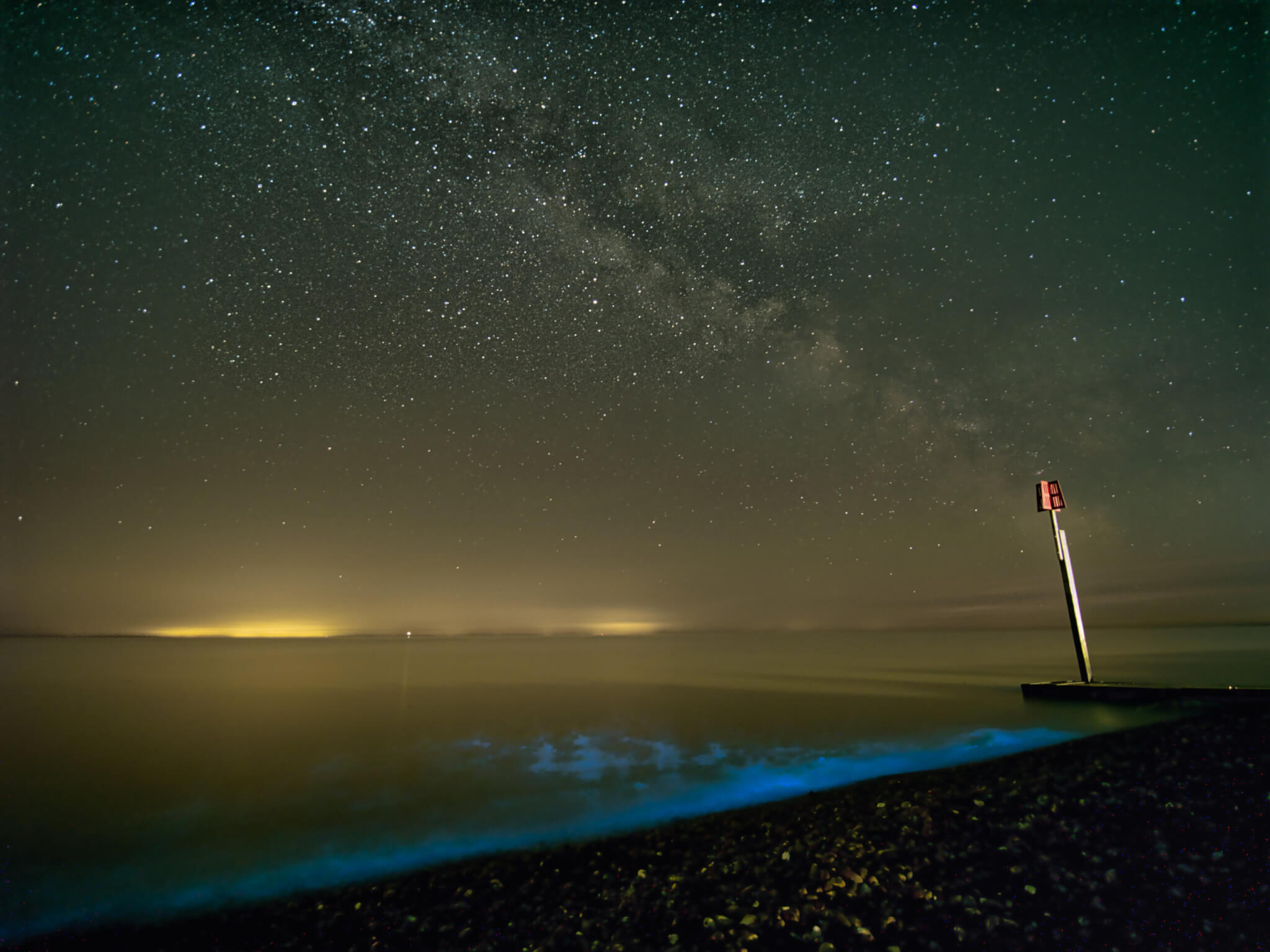 Rare spectacle features bioluminescence occurring under marvelous view ...